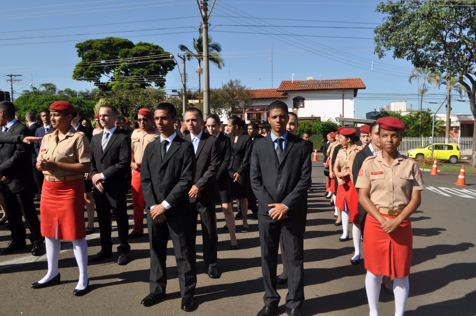 Alunos realizam entrada solene pelo portão da EsPCEx - Jornal do ...
