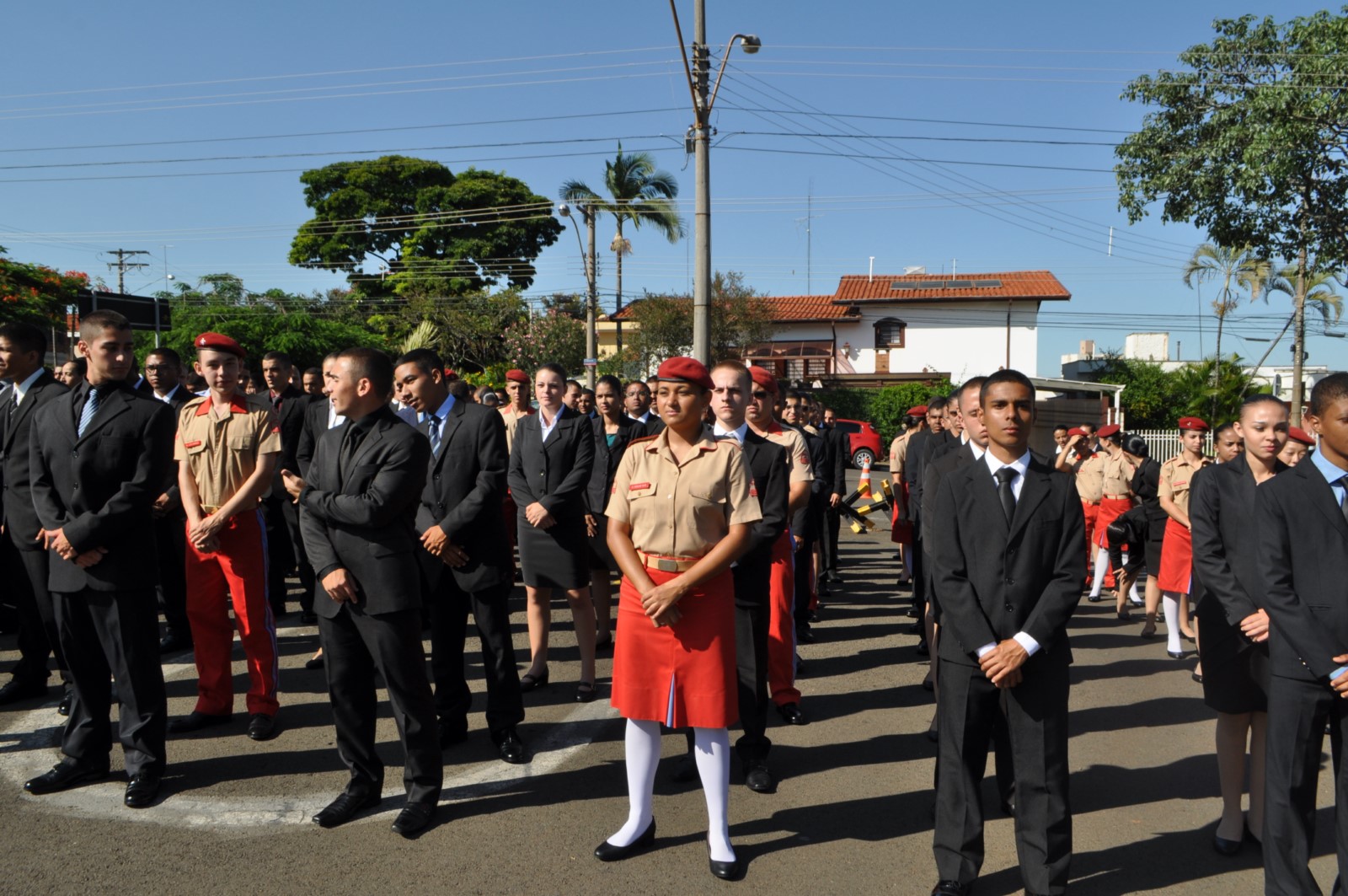 Alunos realizam entrada solene pelo portão da EsPCEx - Jornal do Castelo Campinas