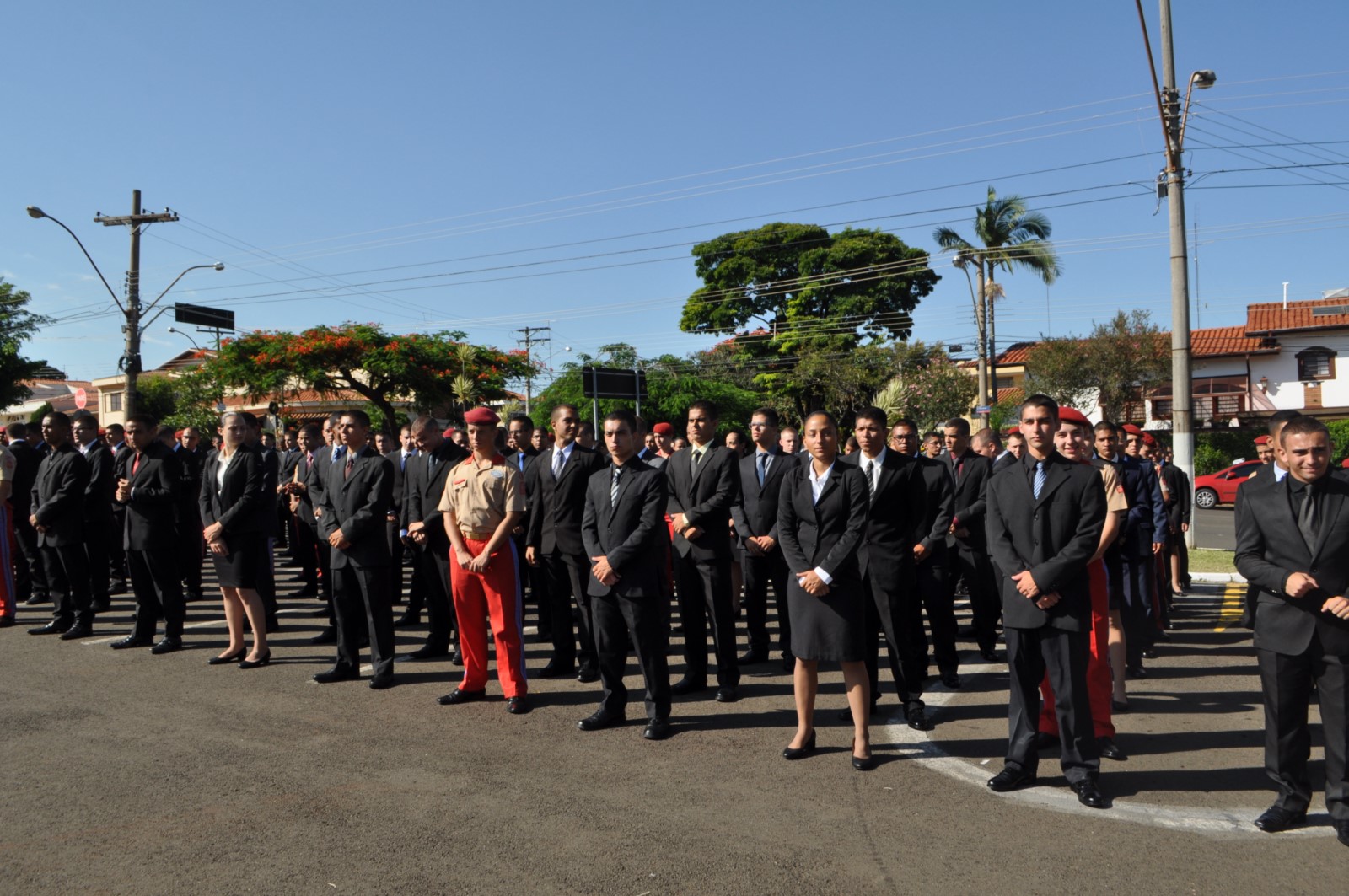 Alunos realizam entrada solene pelo portão da EsPCEx - Jornal do ...