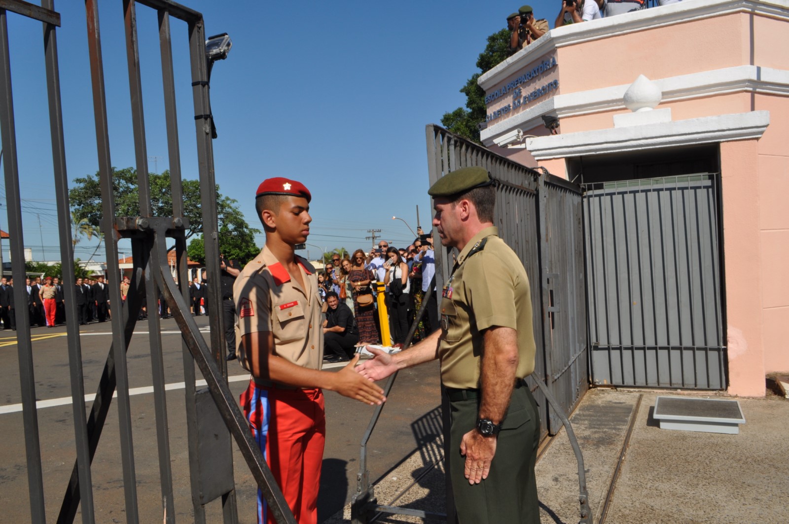 Alunos realizam entrada solene pelo portão da EsPCEx - Jornal do ...
