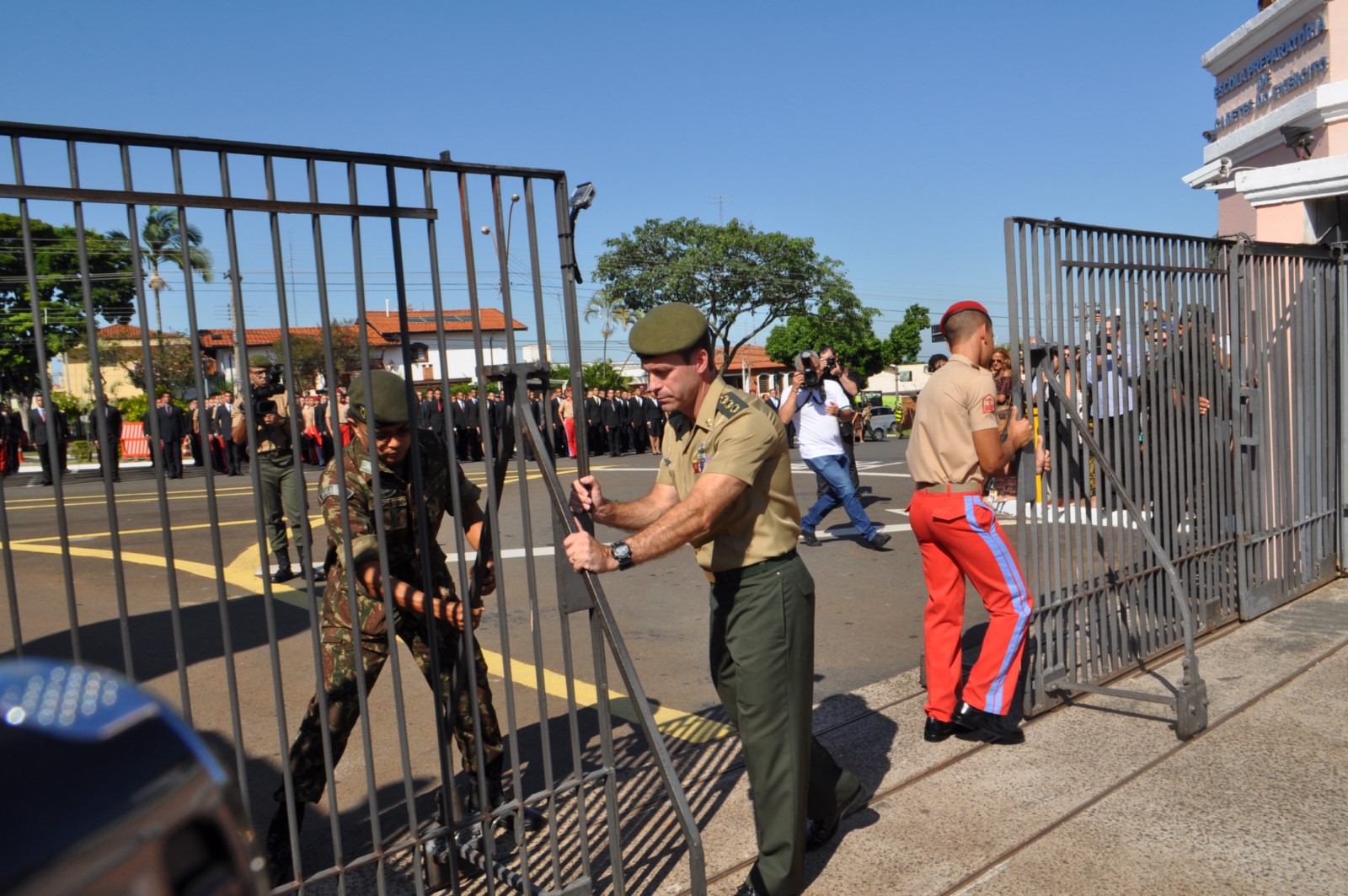Alunos realizam entrada solene pelo portão da EsPCEx - Jornal do ...