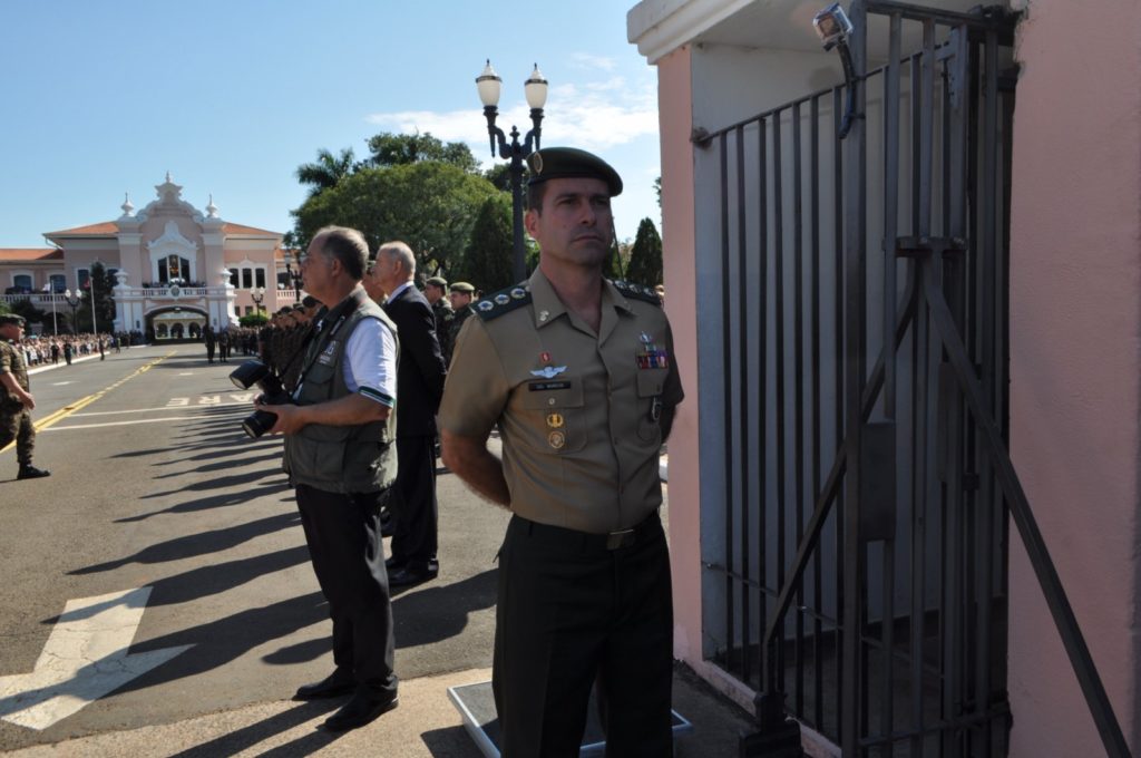 Alunos realizam entrada solene pelo portão da EsPCEx - Jornal do ...