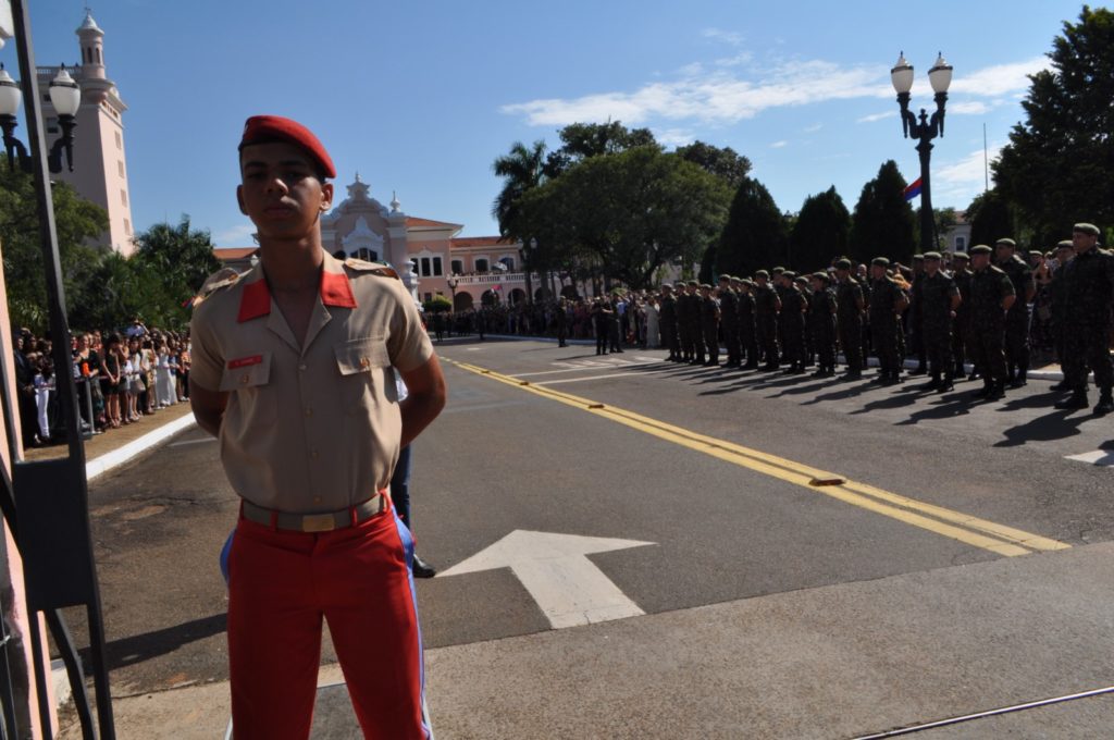 Alunos realizam entrada solene pelo portão da EsPCEx - Jornal do ...