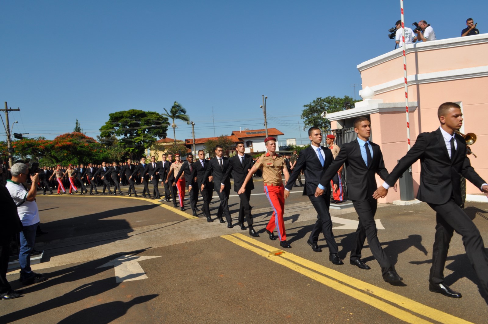 Alunos realizam entrada solene pelo portão da EsPCEx - Jornal do ...
