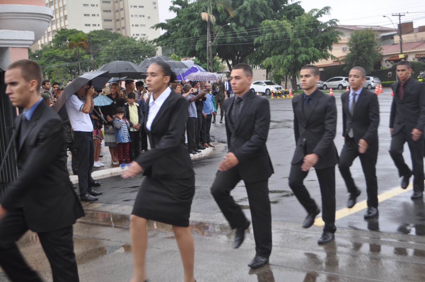 Alunos da turma 2019 enfrentam chuva e fazem a primeira passagem pelo ...